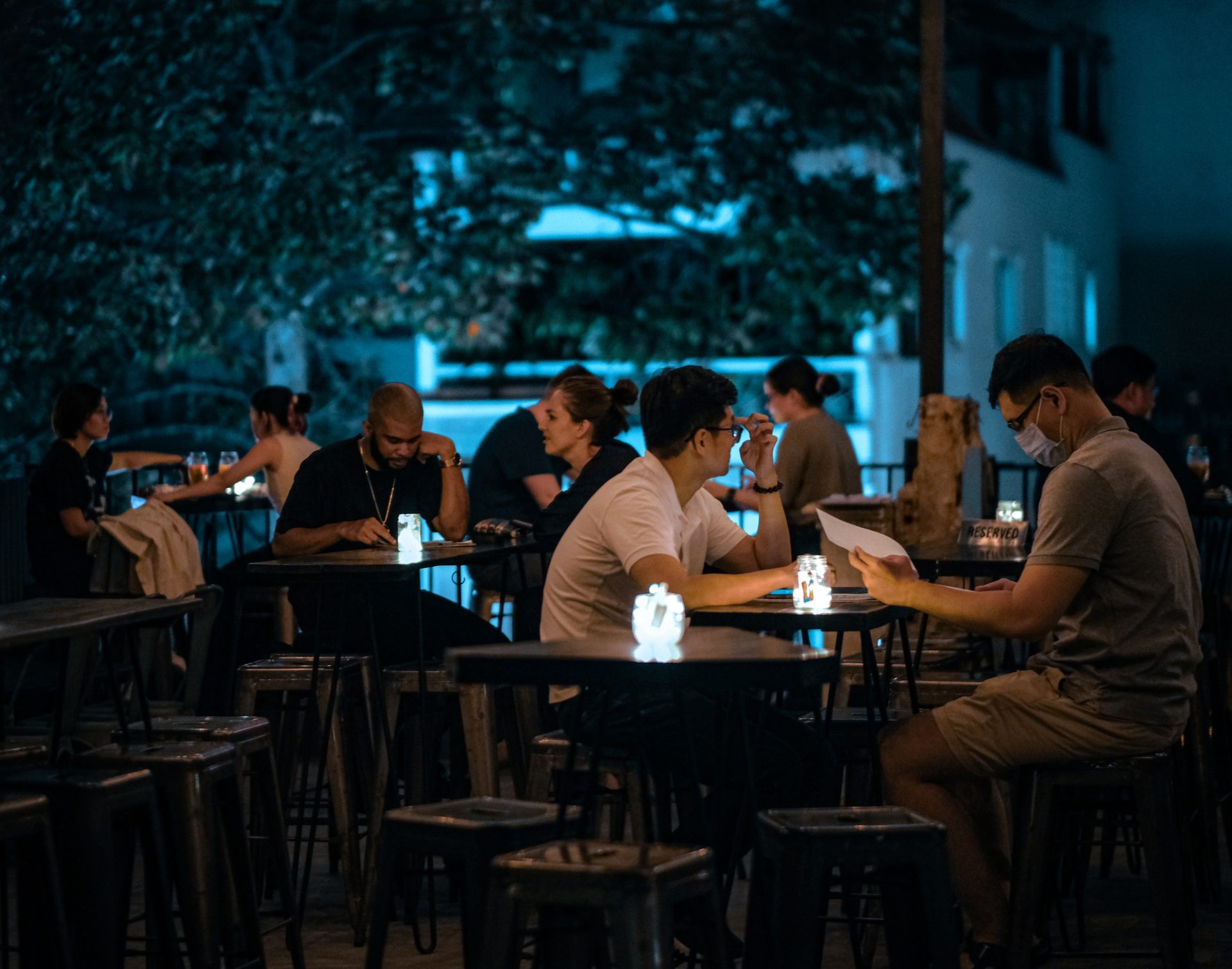 Khám phá những quán bar chill ở Sài Gòn: Không gian, đồ uống và trải ...