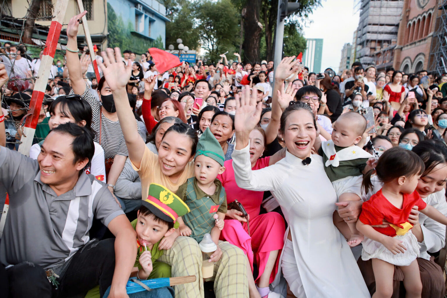 Cẩm nang chi tiết cho người dân đi xem diễu binh, diễu hành 30-4 tại TP ...